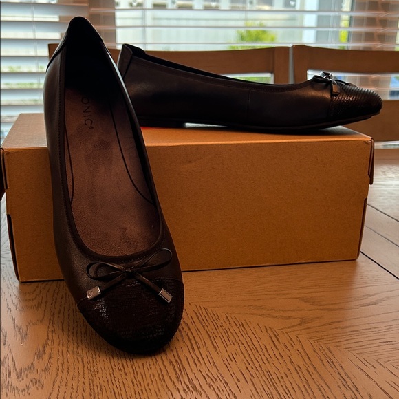 Vionic | Shoes | Vionic Minna Black Ballet Flats With Bow And Textured ...